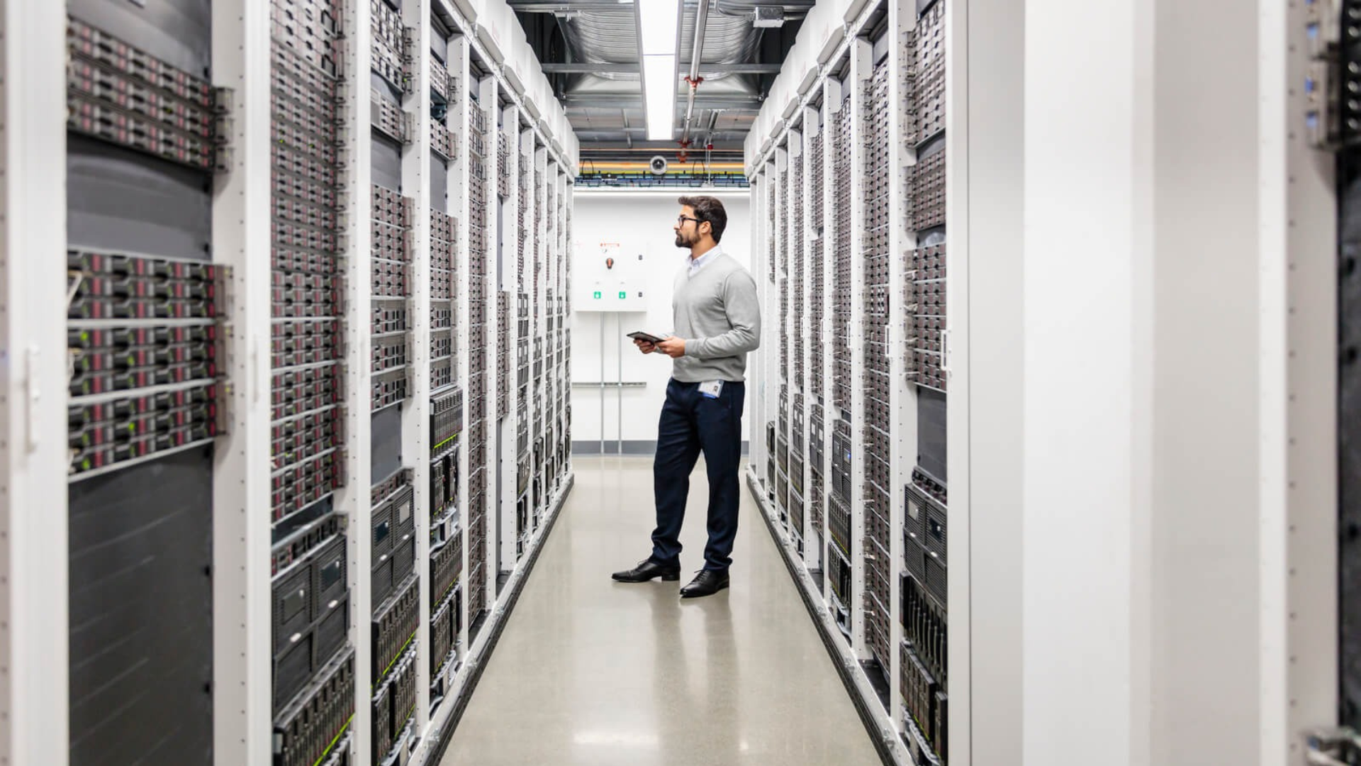 Digitalna preobrazba pri razvoju človeških potencialov s hibridnimi ...