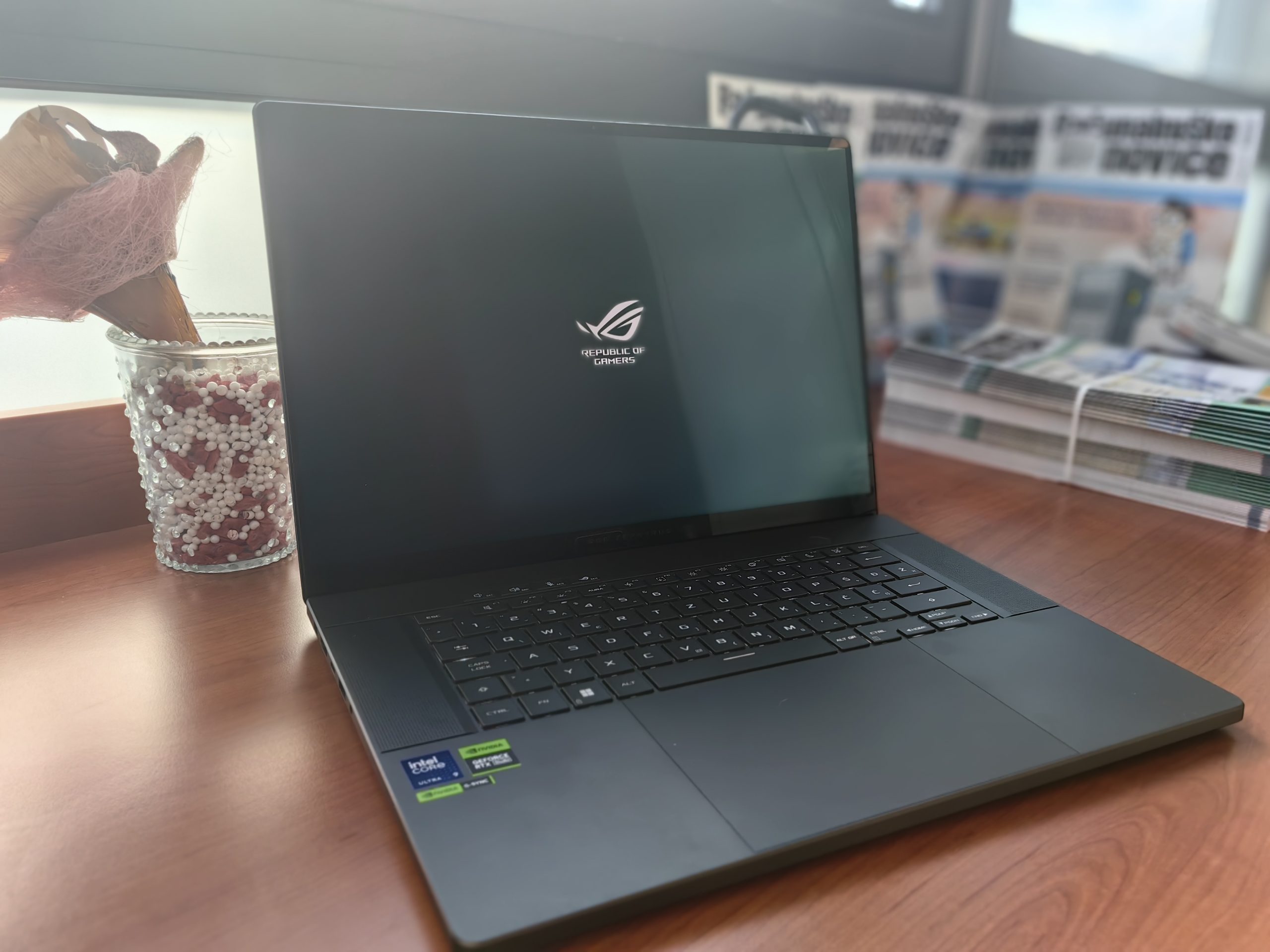 Na testu ASUS ROG Zephyrus G16 – všeč mi je, da ni klasičen gaming ...