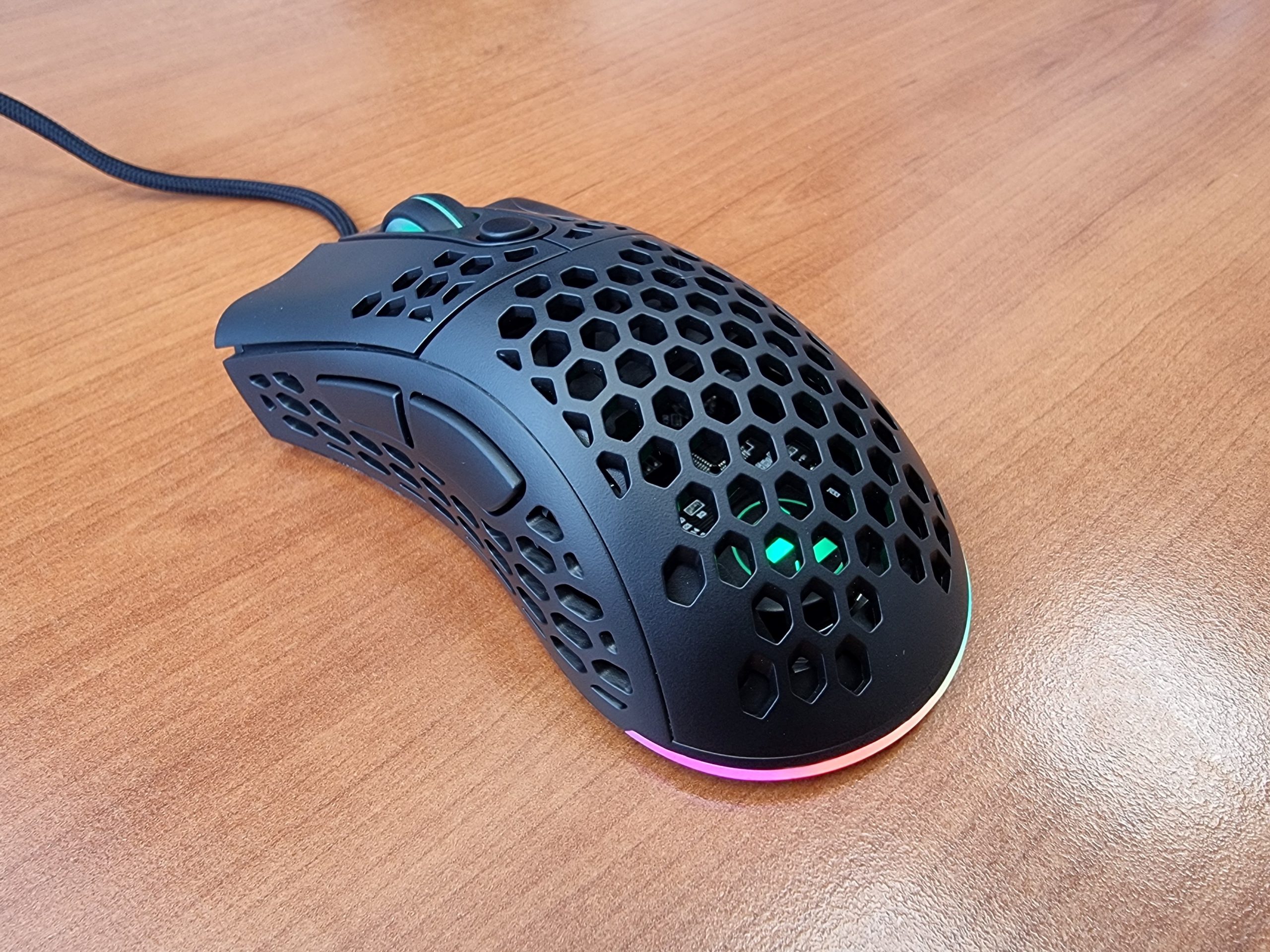 Miška White Shark SHURIKEN: 65 gramov, ki uniči nasprotnika ...