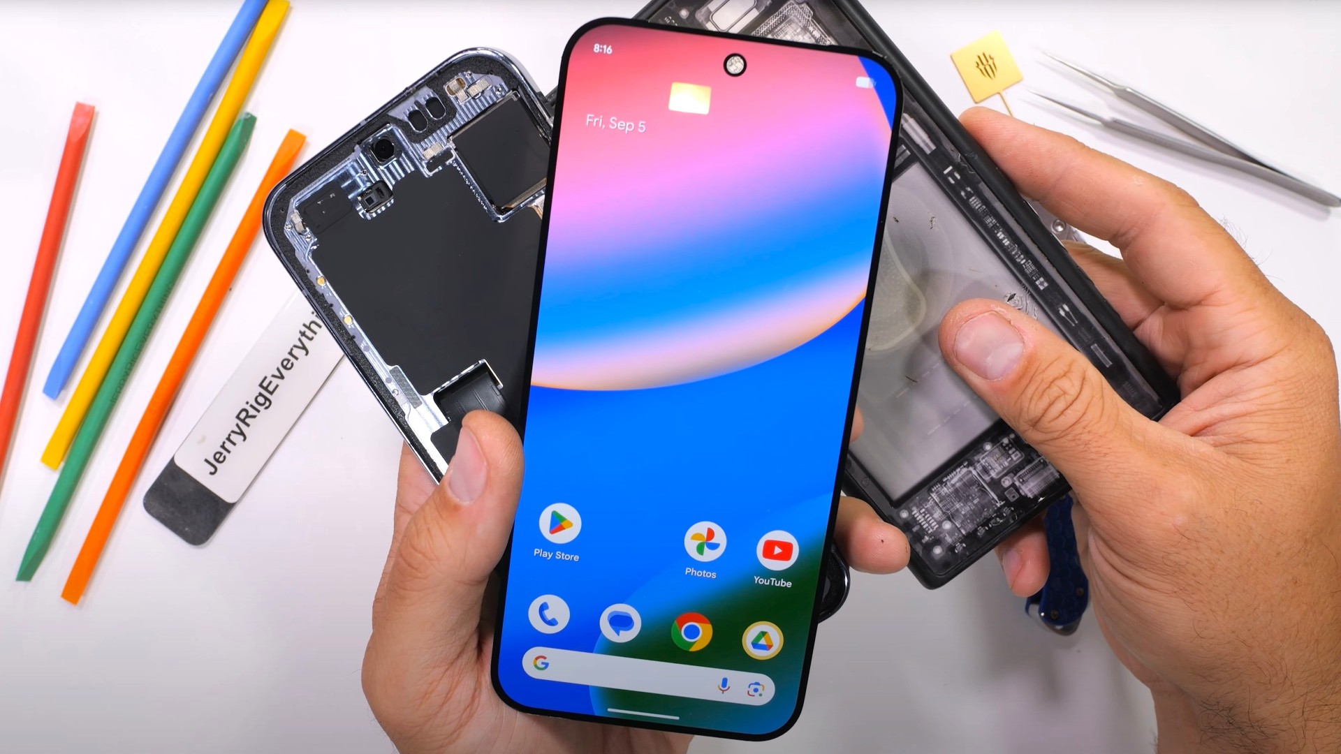 Google s telefonom Pixel 10 Pro XL končno stavi na popravljivost ...
